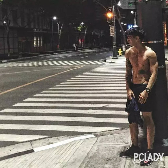 Instagram当红裸体男模私照被曝,表情超销魂太平洋时尚网图库